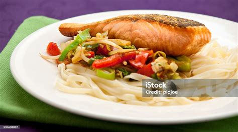 구운 연어색 스테이크 리본상 파스타 생강과 마늘 소스와 함께 센불에서 조리하는 야채면 0명에 대한 스톡 사진 및 기타 이미지 0명 2015년 굽기 Istock