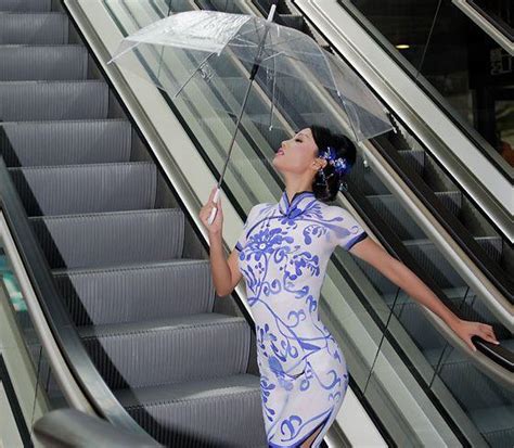 行为艺术，妙龄女模特身上画旗袍上街，网友：被发现会尴尬不？