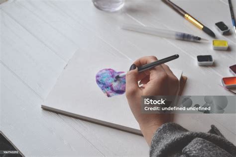 여자는 스케치 북에 그림 물감 흰색 나무 책상에 그림을 위한 도구입니다 페인 터 작품입니다 개념에 대한 스톡 사진 및 기타 이미지 Istock