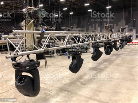 콘서트를 위한 전문 사운드 조명 비디오 및 무대 장비의 설치 무대 조명 장비는 리프팅 용 트 러 스에 고정 됩니다 Live Event에 대한 스톡 사진 및 기타 이미지