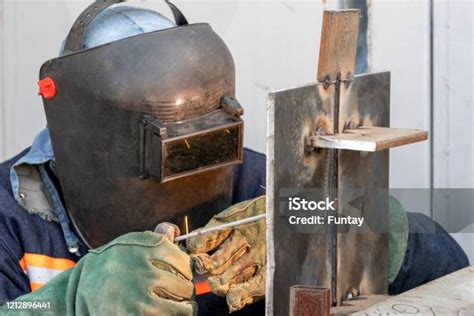 엉덩이 용접용접을 위한 용접기 및 용접 절차의 자격 잘 정의된 용접에 따라 용접기의 용접을 검사하고 문서화하는 프로세스입니다 검사 보기에 대한 스톡 사진 및 기타 이미지