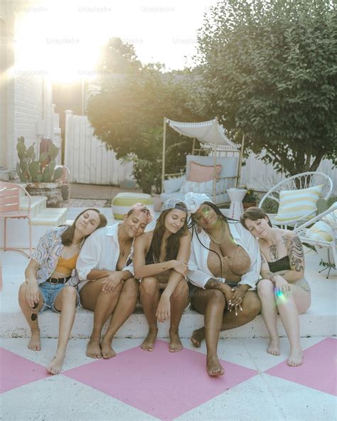 나란히 앉아있는 한 무리의 여성들 사진 Unsplash의 여자 이미지