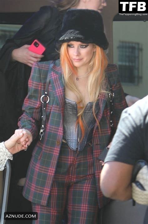 Avril Lavigne Sexy Seen Flaunting Her Hot Figure At The Hollywood Walk Of Fame In West Hollywood