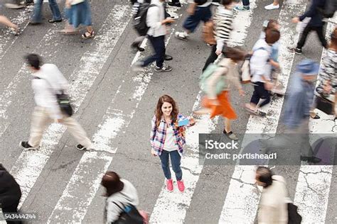 젊은 여성 제조 셀카 대한 보도에서 교토부 일본용 하이 앵글에 대한 스톡 사진 및 기타 이미지 하이 앵글 군중 서 있기 Istock