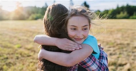 두 명의 쾌활한 학교 아이들이 자연 속에서 견학을 걷고 포옹합니다 사진 Unsplash의 슬로바키아 이미지
