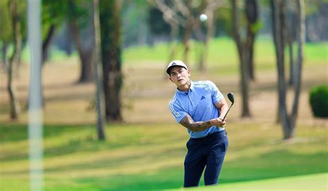 รวมรูปภาพของ สงกรานต์ โชว์ลีลาโปรกอล์ฟ อวดความเท่ในลุคสปอร์ตกระชากใจสาวๆ รูปที่ 19 จาก 20