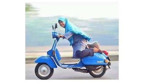 7 Kelakuan Emak Emak Naik Motor Ini Bikin Naik Darah Hot