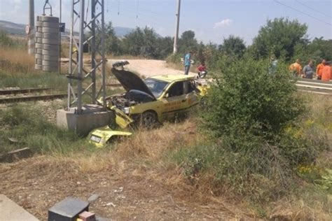 Влак помете такси с проститутки