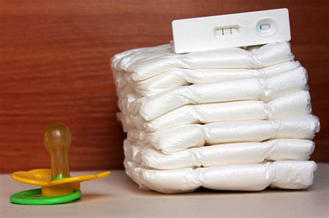 임신 테스트기 기저귀 및 젖꼭지 모성 어린이 임신 피임의 개념 건강 문제 및 임신 문제 낙태 모성의 기쁨 복사 공간 0명에 대한 스톡 사진 및 기타 이미지 Istock