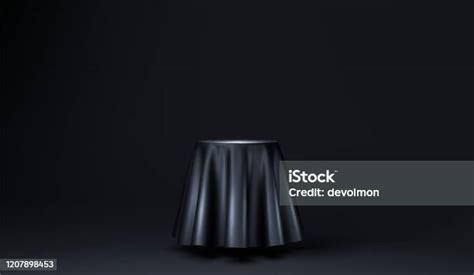 벡터 둥근 연단 또는 플랫폼 받침대와 실크 배경으로 덮여 제품에 대한 장소 연단에 검은 실크 광고 장소 3d 제품 스탠드 받침대에 검은 천 개념에 대한 스톡 벡터 아트 및