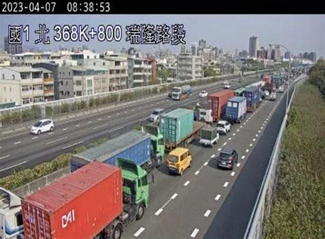 快訊國1高雄路段傳車禍！貨櫃車失控翻車 「回堵5km」上班時間塞爆