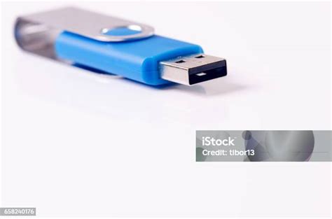 흰색 바탕에 Usb 플래시 드라이브의 세부 사항 플래시 드라이브는 그림의 모서리에 위치 해 있습니다 기술의 개념입니다 절연 Usb 메모리에 대한 스톡 사진 및 기타 이미지