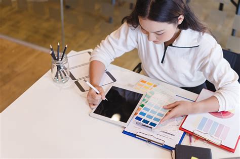 젊은 디자이너는 디자인 프로젝트 크리에이 티브 그래픽 디자인 책상 색상 샘플을 선택 건축에 대한 스톡 사진 및 기타 이미지 건축 건축가 그리기 Istock