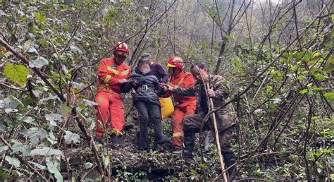 游客青城后山看风景失足坠崖 救援人员15小时紧急搜救 受伤