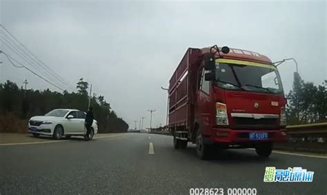 超速遇检换人无证且酒驾汨罗这司机一番操作被拘5日罚2200元