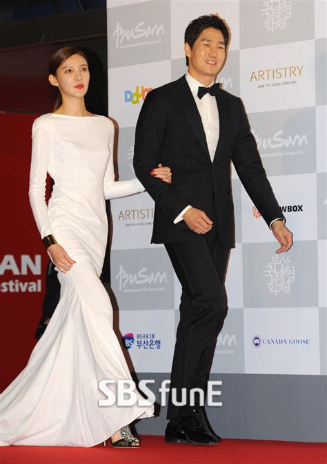 E포토 차예련 유지태 블랙 화이트로 커플룩 완성