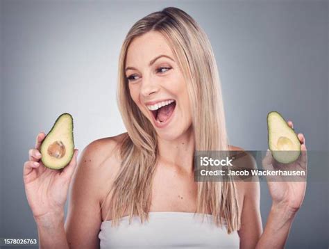 아름다움 아보카도 피부 또는 헤어 케어는 스튜디오에서 천연 화장품과 샴푸로 빛을 발합니다 미용사 또는 지속 가능한 제품을 위한 회색 배경에 흥분한 미적 모델의 얼굴 35