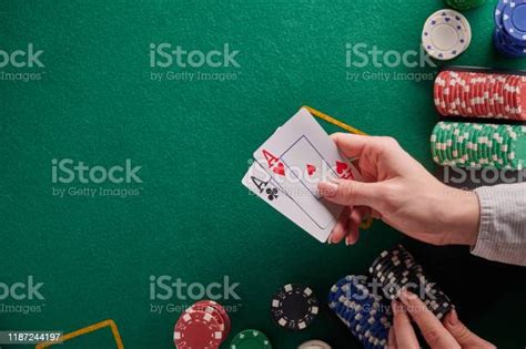 카지노에 대한 배경 포커 테이블 플레이어는 한 쌍의 보유 가능성에 대한 스톡 사진 및 기타 이미지 가능성 곧은 놀기 Istock