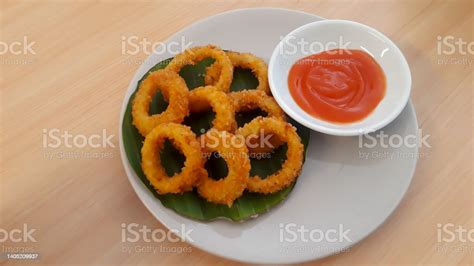 나무 배경에 토마토 소스를 곁들인 바삭바삭한 튀긴 양파 반지 건강에 좋지 않은 음식에 대한 스톡 사진 및 기타 이미지 건강에 좋지 않은 음식 건강한 생활방식 건강한