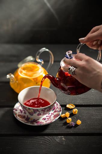 여성 손은 검은 배경에 컵에 투명 찻주전자에서 빨간 차를 부어 갈색에 대한 스톡 사진 및 기타 이미지 갈색 개념 건강한 식생활 Istock