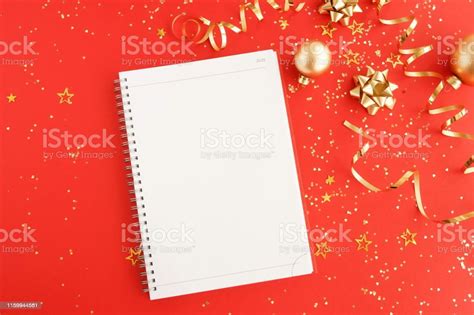 텍스트에 대한 빈 복사 공간과 붉은 색 배경에 금색과 노트북크리스마스 또는 새해 프레임 장식 엽서 또는 초대를위한 휴일 및 축하 개념 맨 위 보기 0명에 대한 스톡 사진 및