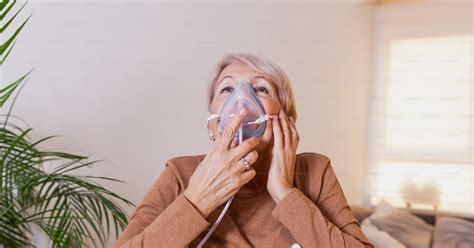 아픈 노인 여성이 흡입을하고 약은 최고의 약입니다 산소 마스크를 쓰고 치료를 받고 있는 아픈 노인 여성 흡입기를 가진 노인 여성 사진 Unsplash의 세르비아 이미지