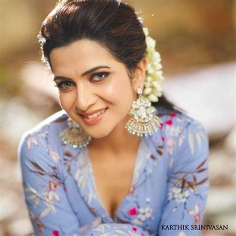 உங்கள பாத்துக்கிட்டே இருக்கலாம் செல்லம் டிடியின் ஹாட் கிளிக்ஸ்