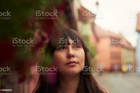 젊은 여자 여행하고 터키에서 휴가를 보내는 도시에서 야외에서 생각 Z세대 여행 중 평화로운 얼굴을 한 도시 거리에서 편안하고 차분한 여성의 여행 및 휴가 아이디어 미소에