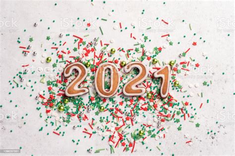 숫자 2021의 형태로 새해 복 많이 받으시면 쿠키 0명에 대한 스톡 사진 및 기타 이미지 0명 12월 2021년
