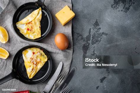 태국 어 나선 오믈렛 신선한 붉은 고추 갈색과 흰 게살 레몬 체다 치즈 계란 프라이밍 아이언 팬에 회색 배경에 상단 보기 플랫 누워 카피 스페이스와 텍스트 공간을 가진 게에