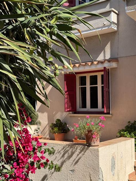 Чарівна середземноморська вілла з квітковими нотками · Безкоштовне стокове фото