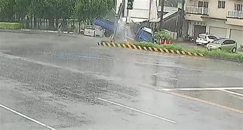 （有片）天雨路滑肇事！屏東小貨車自撞分隔島 駕駛輕傷 Enn台灣電報