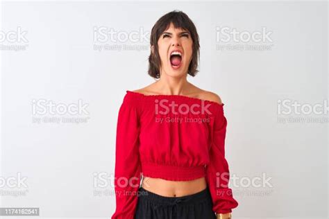 고립 된 흰색 배경 에 서 빨간색 여름 티셔츠를 입고 젊은 아름다운 여성은 분노와 분노 좌절과 분노 비명과 비명 분노와 공격적인 개념 T 셔츠에 대한 스톡 사진 및 기타