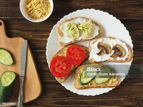 나무 배경에 야채와 과일이 있는 샌드위치 채식주의 건강한 식단 공간을 복사합니다 오이에 대한 스톡 사진 및 기타 이미지 오이 토스트 후머스 Istock