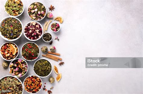 흰 그릇에 건조 차의 구색입니다 차 유형 Backgound 녹색 검정 꽃 허브 민트 멜리사 생강 사과 로즈 라임 나무 과일 오렌지 히 비 스커 스 라즈베리 수레 국화 적갈색