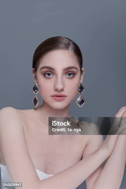 그레이 배경 럭셔리 뷰티에 세련된 디자이너 귀걸이 패션 모델을 입고 우아한 젊은 여성 귀걸이에 대한 스톡 사진 및 기타 이미지 귀걸이 스트랩리스 잠옷 여성 Istock