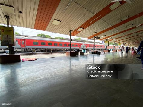 기차 출발 후 뉴 델리 기차역 플랫폼의 이미지 수하물 가방으로 기차를 내린 후 인도 힌두교 승객 건축에 대한 스톡 사진 및 기타