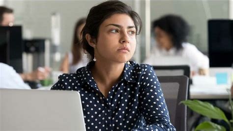 ध्यान दें अगर आपकी कंपनी भी नहीं दे रही सैलरी या करवाती है शिफ्ट से ज्यादा काम तो जानें क्या