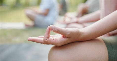 야외에서 그룹 수업에서 명상하는 동안 Mudra에서 손가락을 만지는 알아볼 수 없는 여성의 클로즈업 사진 Unsplash의 러시아 이미지