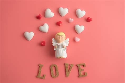 발렌타인 하트와 핑크 배경 복사 공간에 장식의 중심에 큐의 플랫 보기 사랑의 상징입니다 해피 발렌타인 데이 배경입니다 세인트