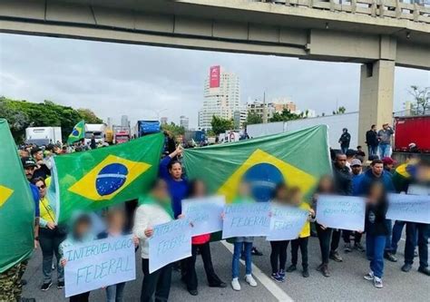 Crianças são colocadas na linha de frente em bloqueio bolsonarista