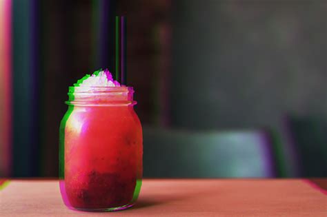 레스토랑의 식탁에 유리 항아리와 검은색 짚으로 얼음을 조각 한 베리 무알코올 레모네이드 디지털 신호 글리치 효과 화면 오류 딸기에 대한 스톡 사진 및 기타 이미지 Istock