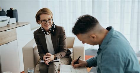 상담 중에 메모를 하고 있는 환자와 이야기하는 행복한 성숙한 심리 치료사 사진 Unsplash의 세르비아 이미지