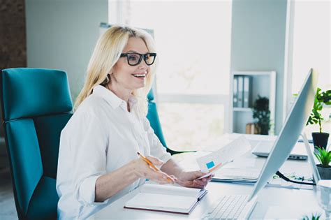 데이터 분석 금발의 여성이 정보를 들고 차트를 들고 사무실에 정장 흰색 셔츠를 입고 좋은 통계를 보이는 사진 45 49세에 대한 스톡 사진 및 기타 이미지 Istock