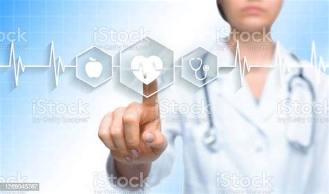 의료 혁신 가상 스크린에 심장 그림을 만지는 여성 의사의 손 복사 공간이있는 콜라주 맥박 추적에 대한 스톡 사진 및 기타 이미지 맥박 추적 발견 심장 전문의 Istock