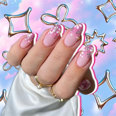 Розовый френч с цветами и стразами — оригинальный и нежный маникюр на лето 2024 Thegirl