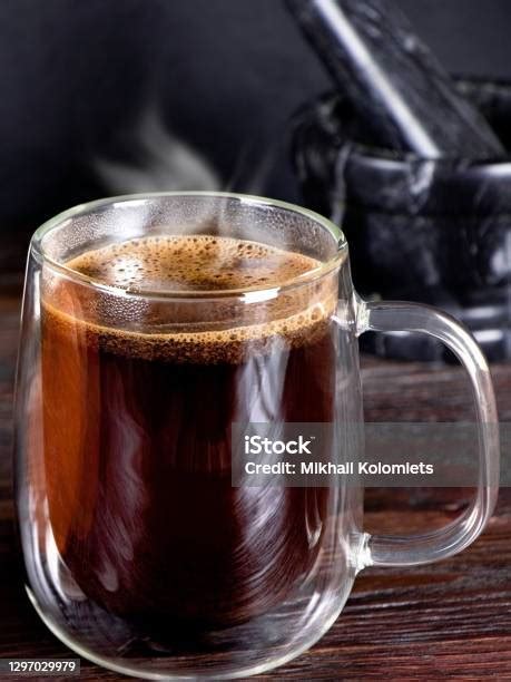 나무 테이블에 검은 커피와 커피 콩 한 잔 커피 한 잔 공간을 복사합니다 모닝 커피 복사 공간 0명에 대한 스톡 사진 및 기타 이미지 Istock