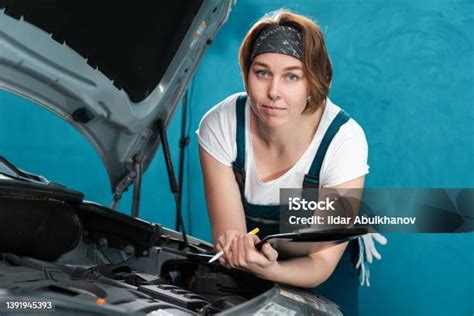 작업복을 입은 젊은 백인 정비사 여성의 초상화는 엔진을 점검합니다 남성 직업에서 여성의 평등과 일의 개념 개념에 대한 스톡 사진 및 기타 이미지 Istock