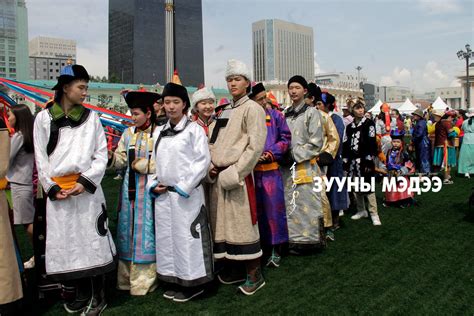 Фото Дээлтэй Монгол наадамд хүүхэд залуус идэвхтэй оролцлоо