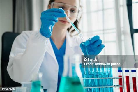 현대 의학 연구소 생화학 샘플을 분석하는 마이크로 피펫 의학을 위한 첨단 과학 화학 실험실을 사용하는 여성 과학자 25 29세에